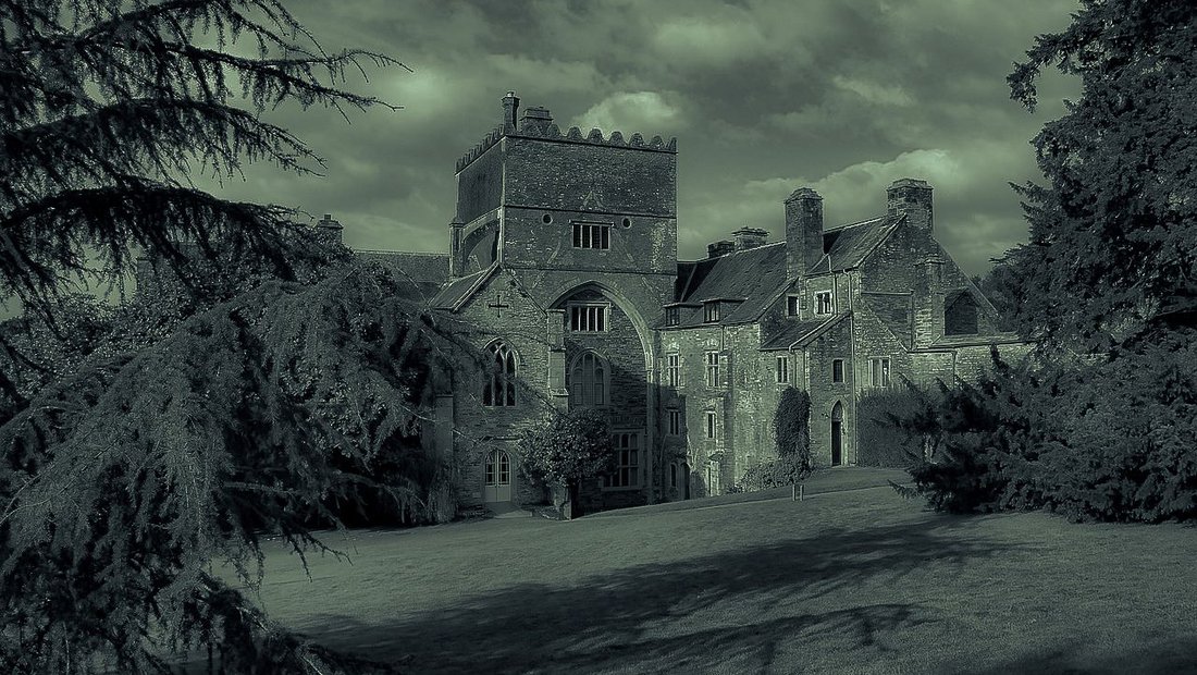 The Top 11 Most Haunted Places in the UK | Away Resorts